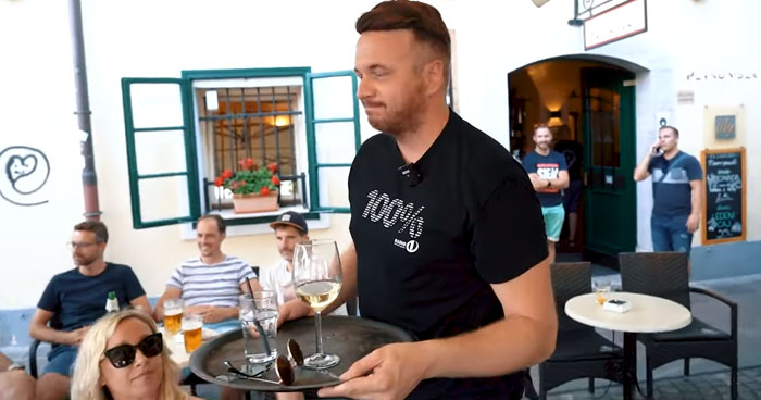 Robert Roškar prvič kot natakar: Poglej, kako mu je šlo delo od rok ...