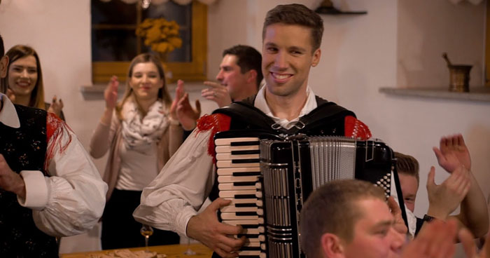 Ansambel Saša Avsenika navdušil s polko, napisala sta jo Slavko in ...