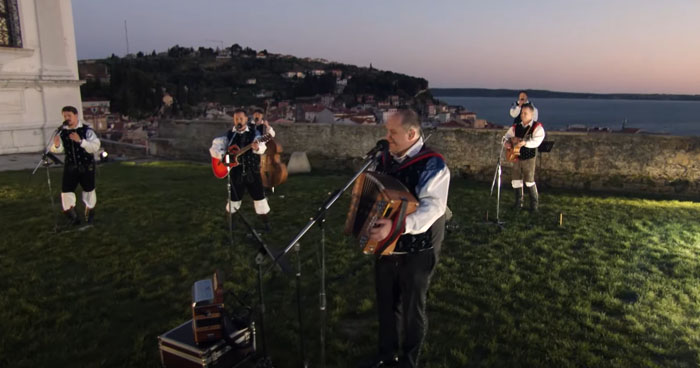 Modrijani in Mike Orešar zapeli eno najlepših pesmi Ansambla Lojzeta ...