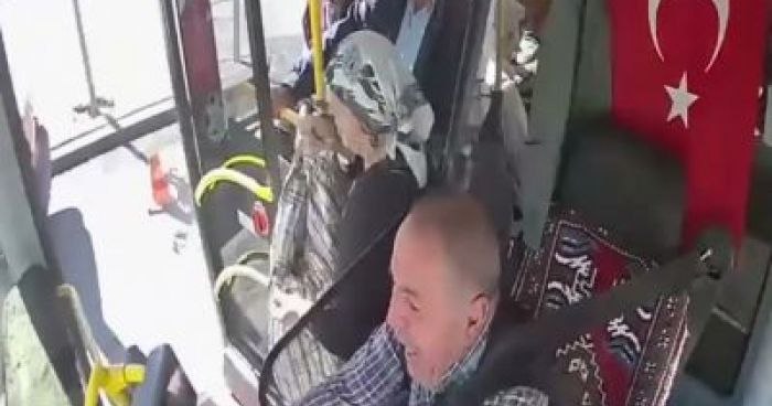 Voznik avtobusa iz Turčije med vožnjo doživel zastoj srca | Klip.si