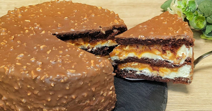 Snickers torta, ki se topi v ustih: Poglej, kako enostaven je recept ...