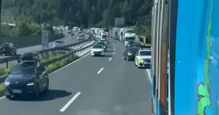 VIDEO: Policisti pri Postojni kaznovali voznika, ki je vozil po ... VIDEO: Policisti pri Postojni kaznovali voznika, ki je vozil po ...