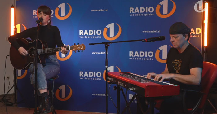 Slovenska pevka Ditka skupaj z očetom v živo zapela novo božično pesem ...