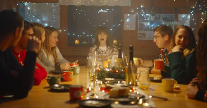 Slovenska pevka Ditka zapela božično pesem: Njen nastop je ganil mnoge ...