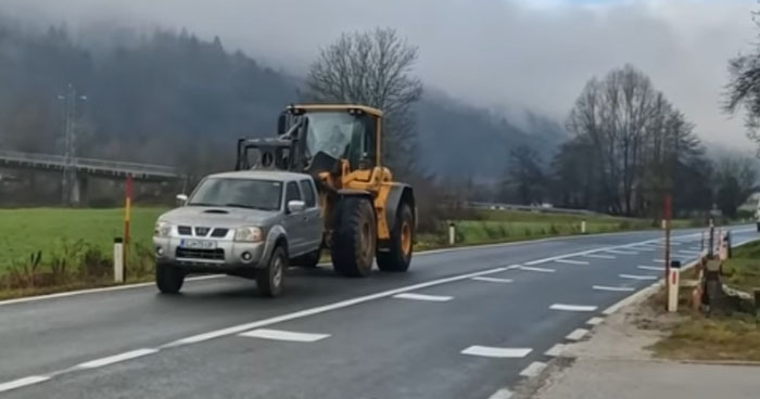Nenavaden prizor s slovenskih cest, tudi Slovenci si znamo izmisliti kaj norega | Klip.si